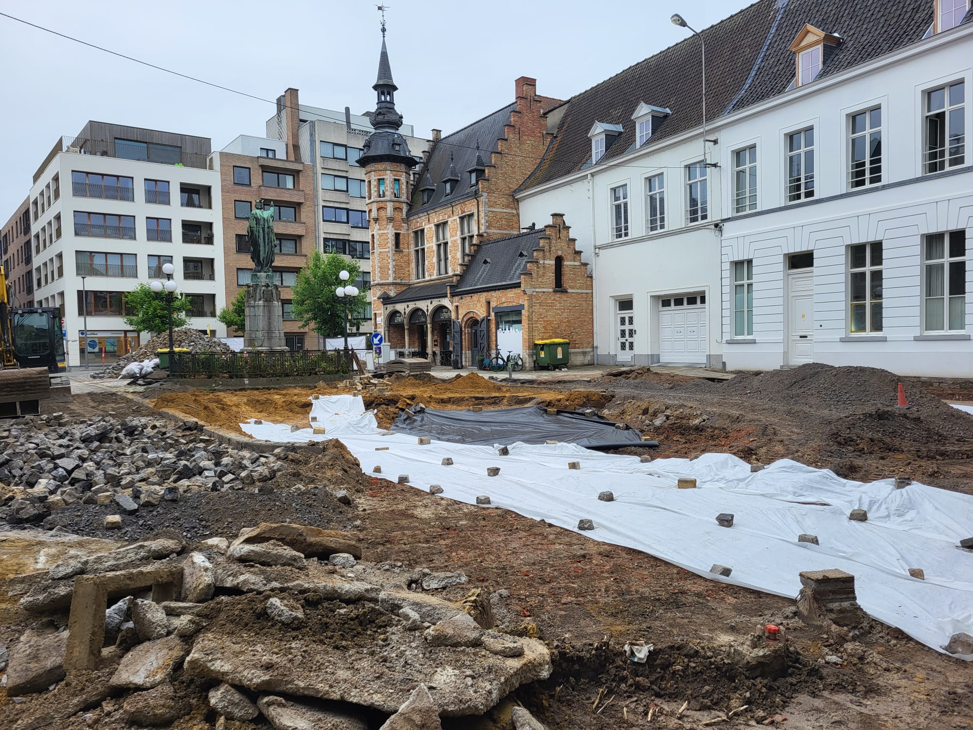 Werken Sint-Michielsplein tijdelijk stilgelegd door archeologische vondst | Kortrijk Newsroom